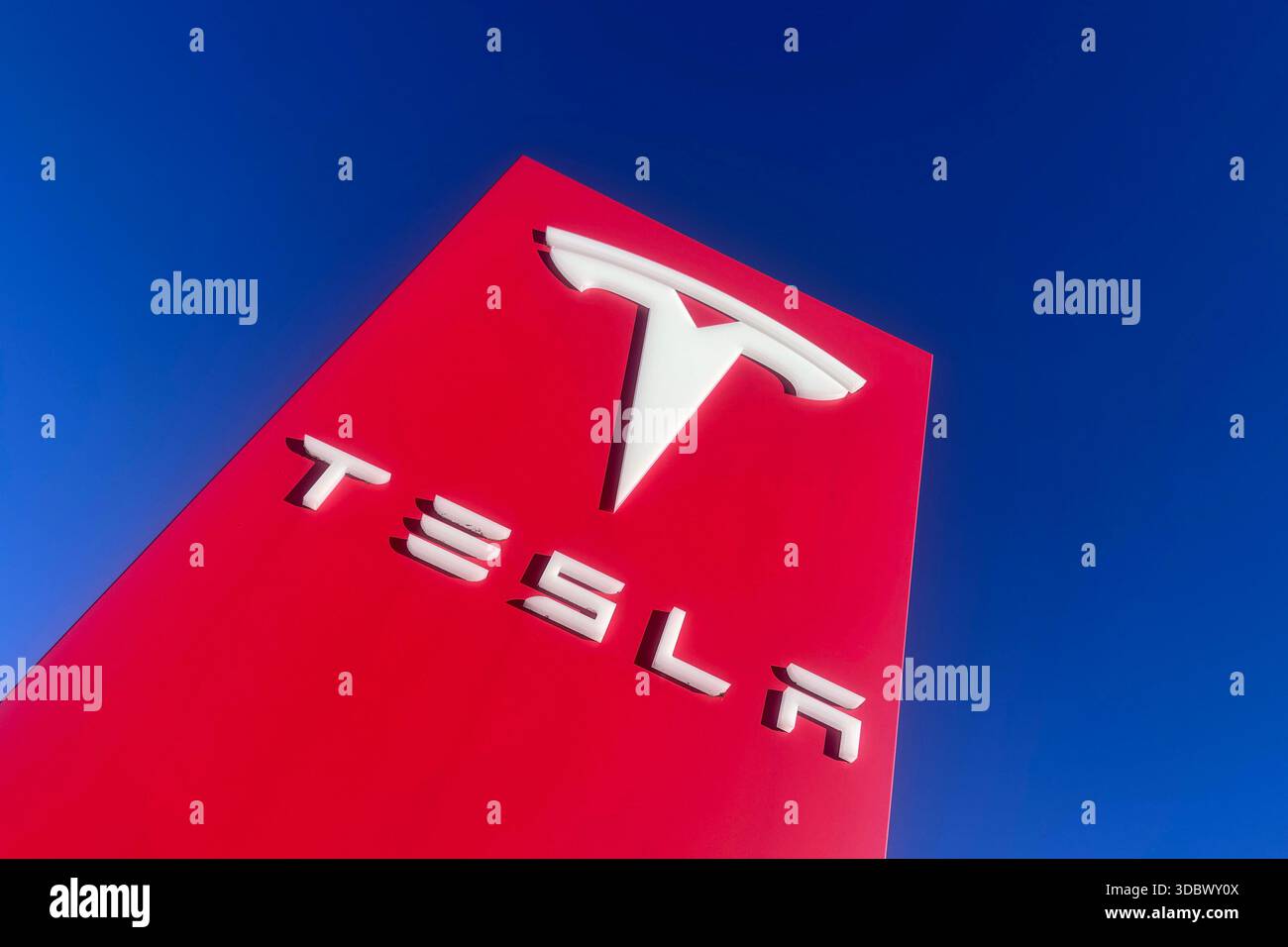 Tesla Motors Autohaus , Autohaus,Logo,Firmenemblem,Firmenlogo ...