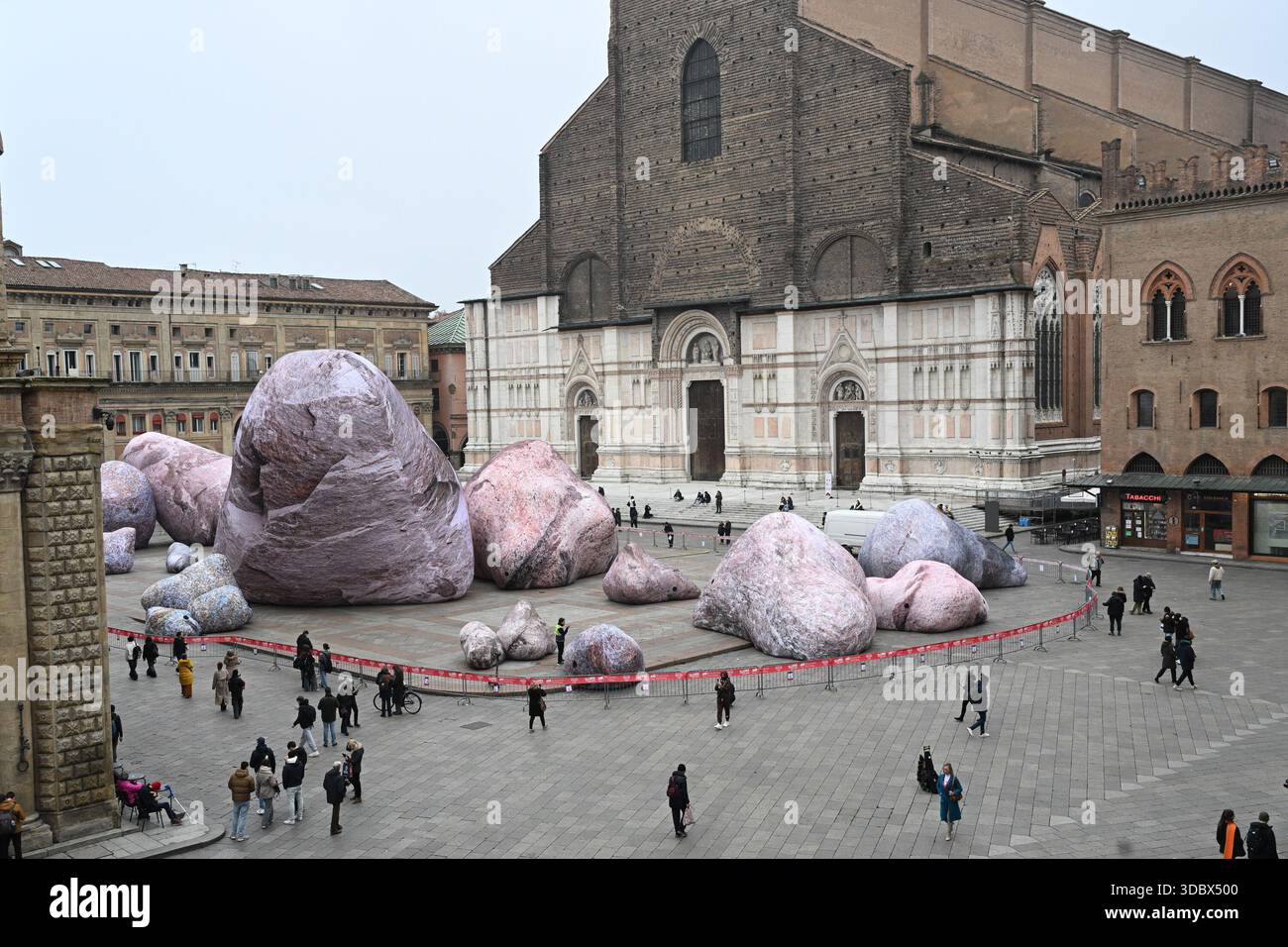 Bologna, megaliths in Piazza Maggiore: enormous inflatable fabric ...