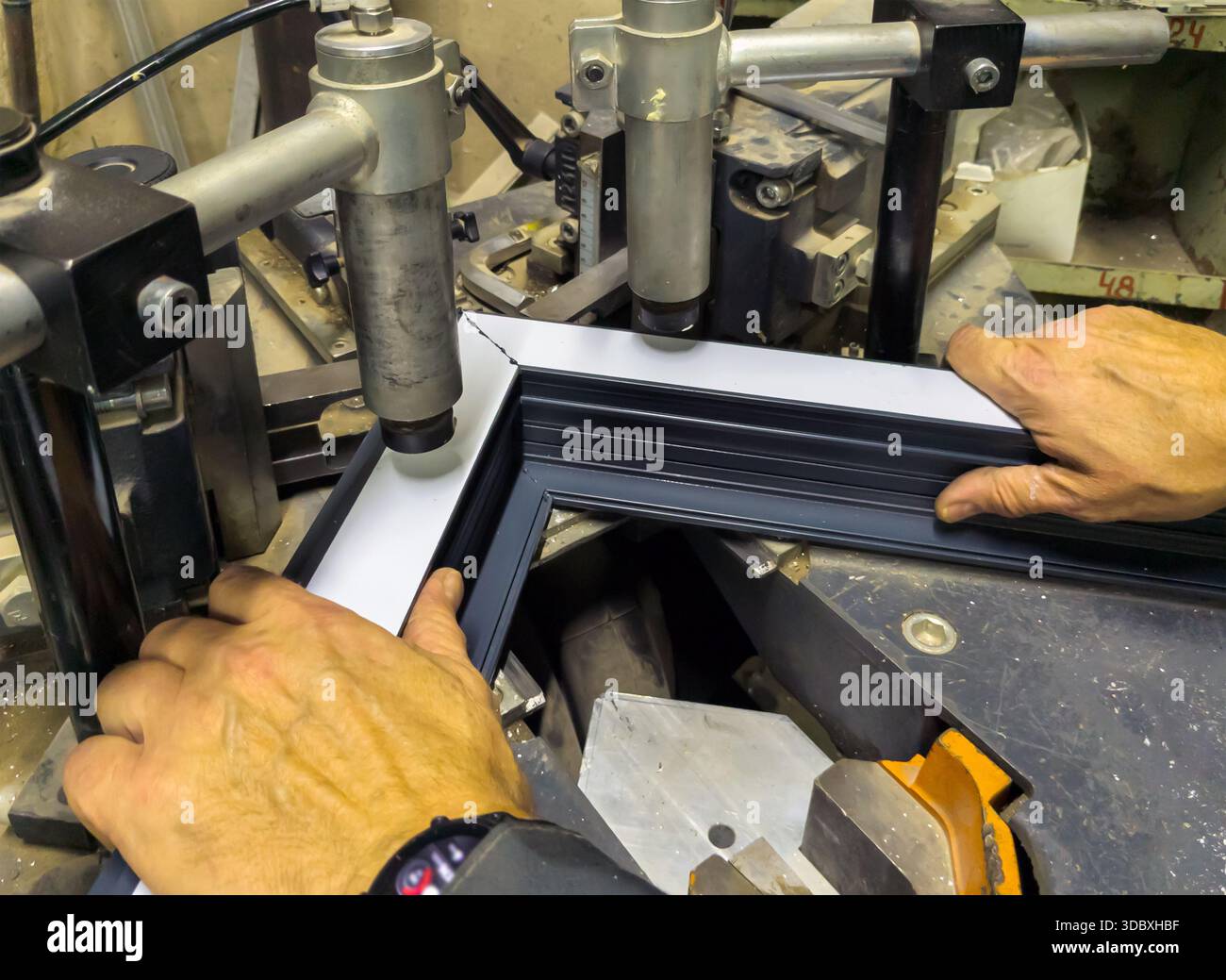 Crimping the corner of a structure made of aluminum profile on a ...