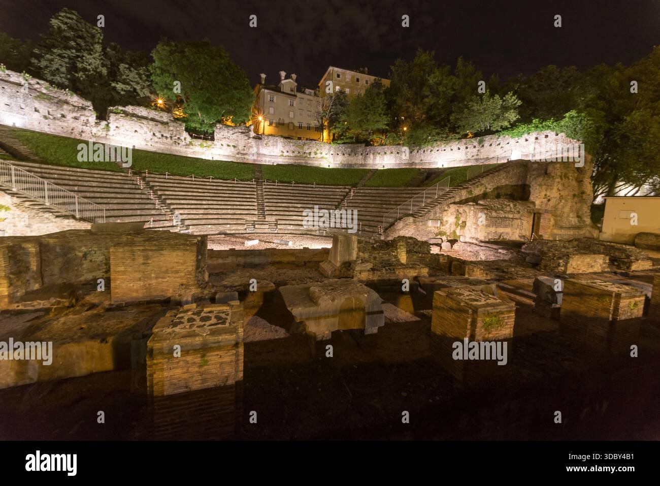 Roman public architecture hi-res stock photography and images - Alamy