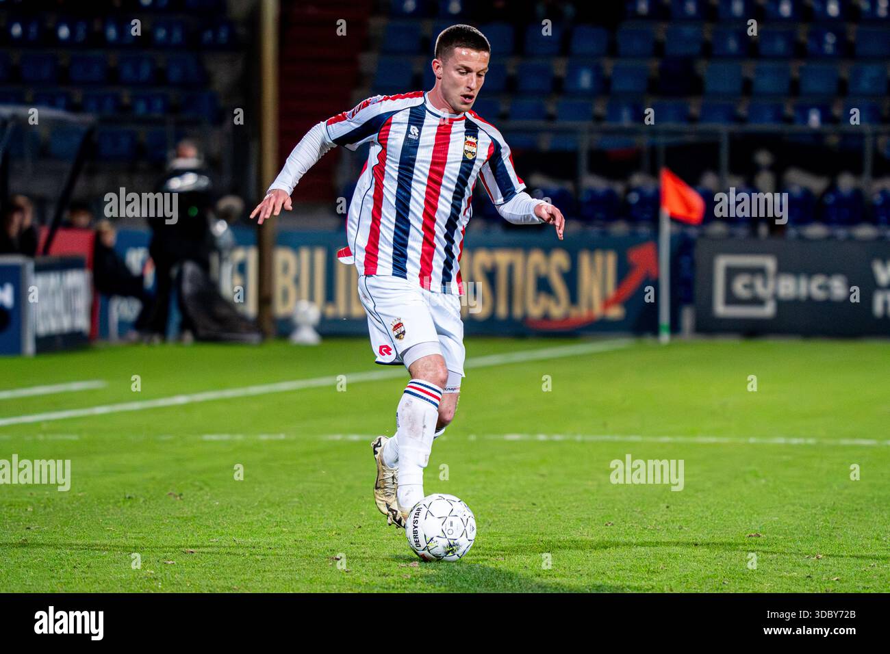 TILBURG, NETHERLANDS - DECEMBER 18: Nick Doodeman of Willem II dribbles ...