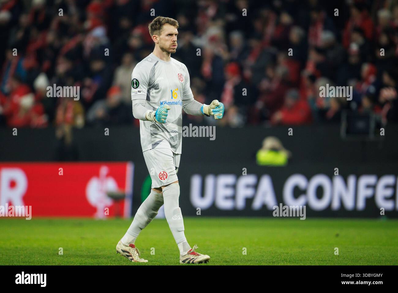 Daniel Batz (FSV Mainz 05) bejubelt den Treffer zum 2:0 von Nadiem ...