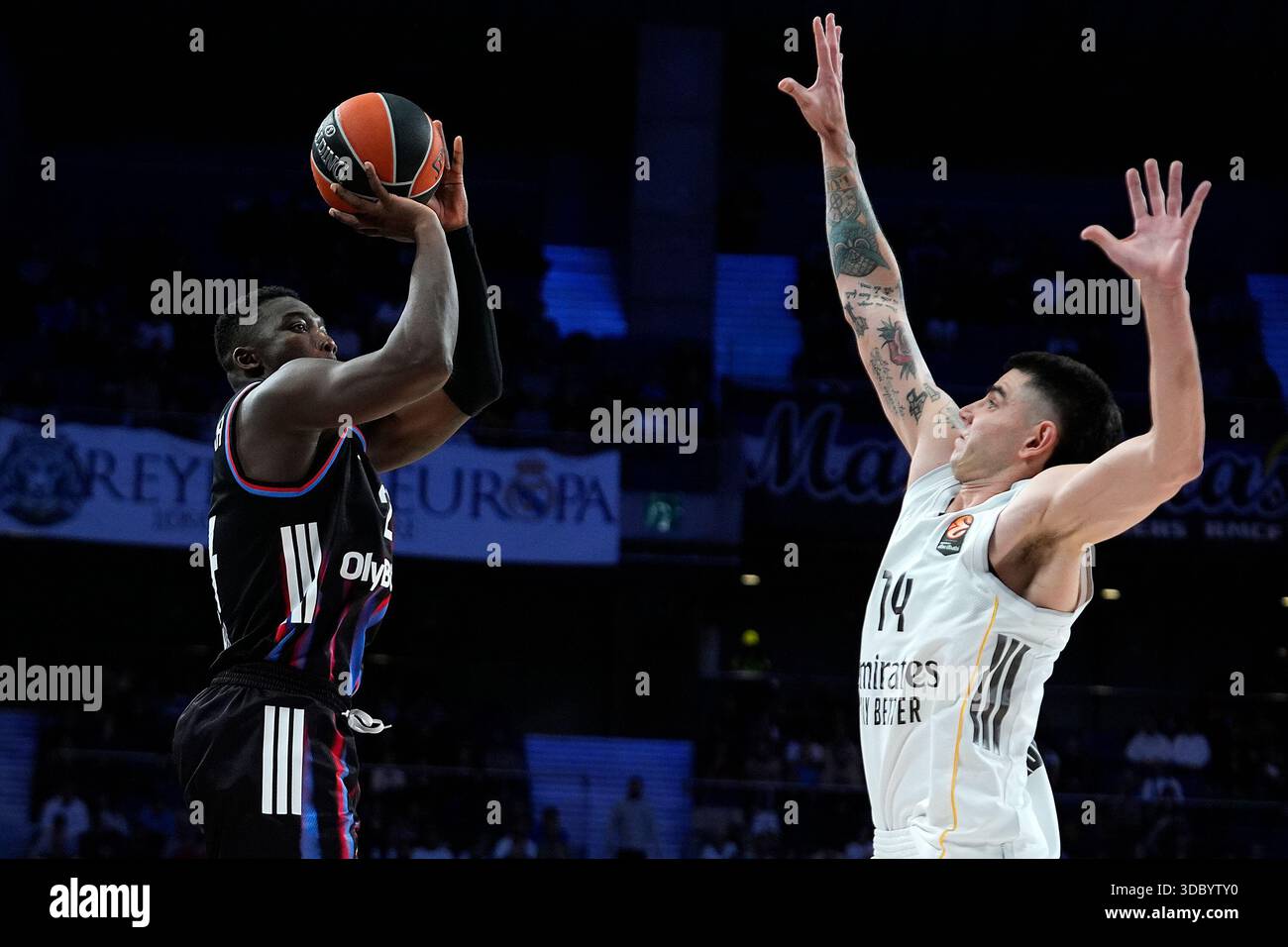 Real Madrid's Gabriel Deck (r) and Paris Basketball's Amath M'Baye ...