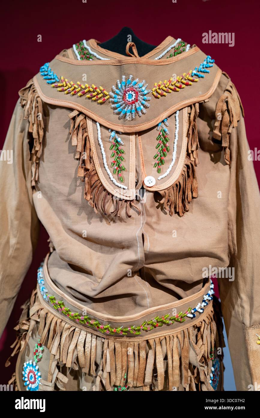 Native american attire school hi-res stock photography and images - Alamy
