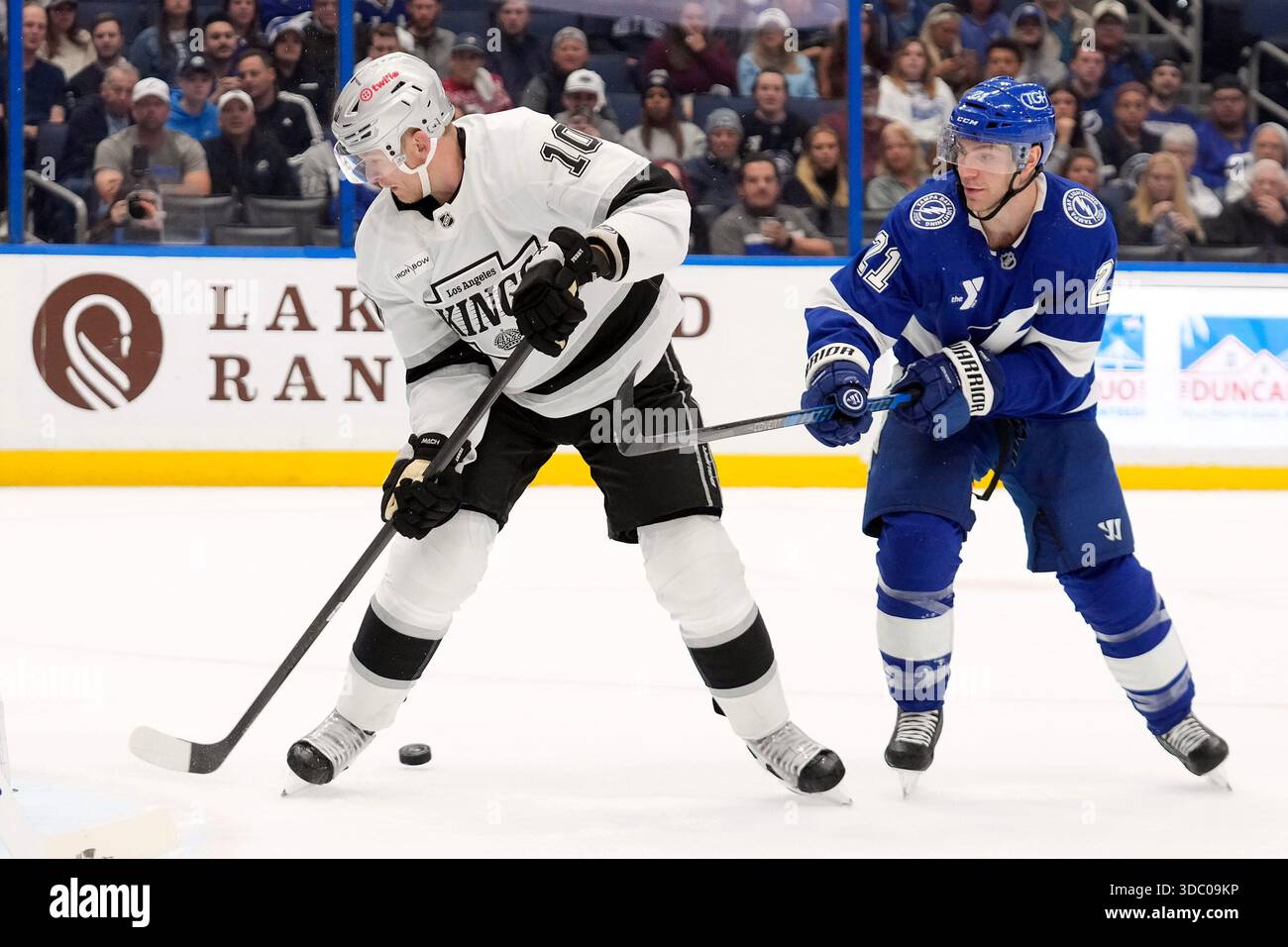Los Angeles Kings right wing Corey Perry (10) moves the puck against ...