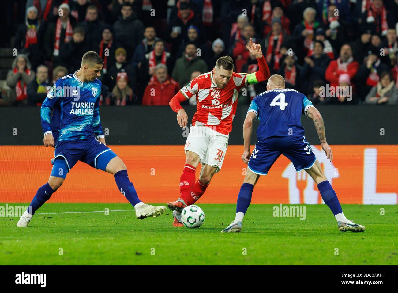 Silvan Dominic Widmer (FSV Mainz 05) erzielt gegen Rick van Drongelen ...