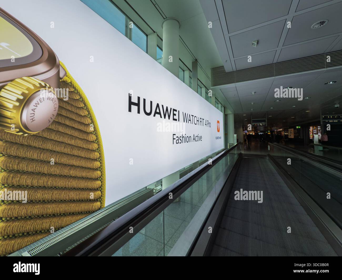Huawei watch fit 4 pro hi-res stock photography and images - Alamy