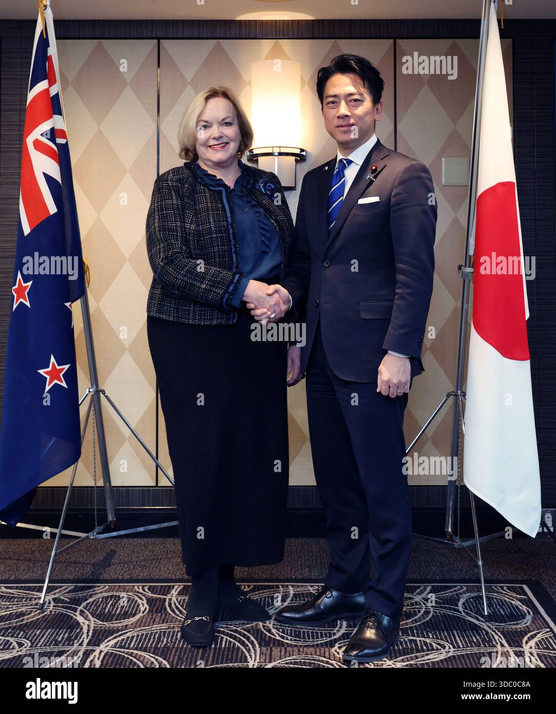 Japanese Defense Minister Shinjiro Koizumi (right) and New Zealand ...