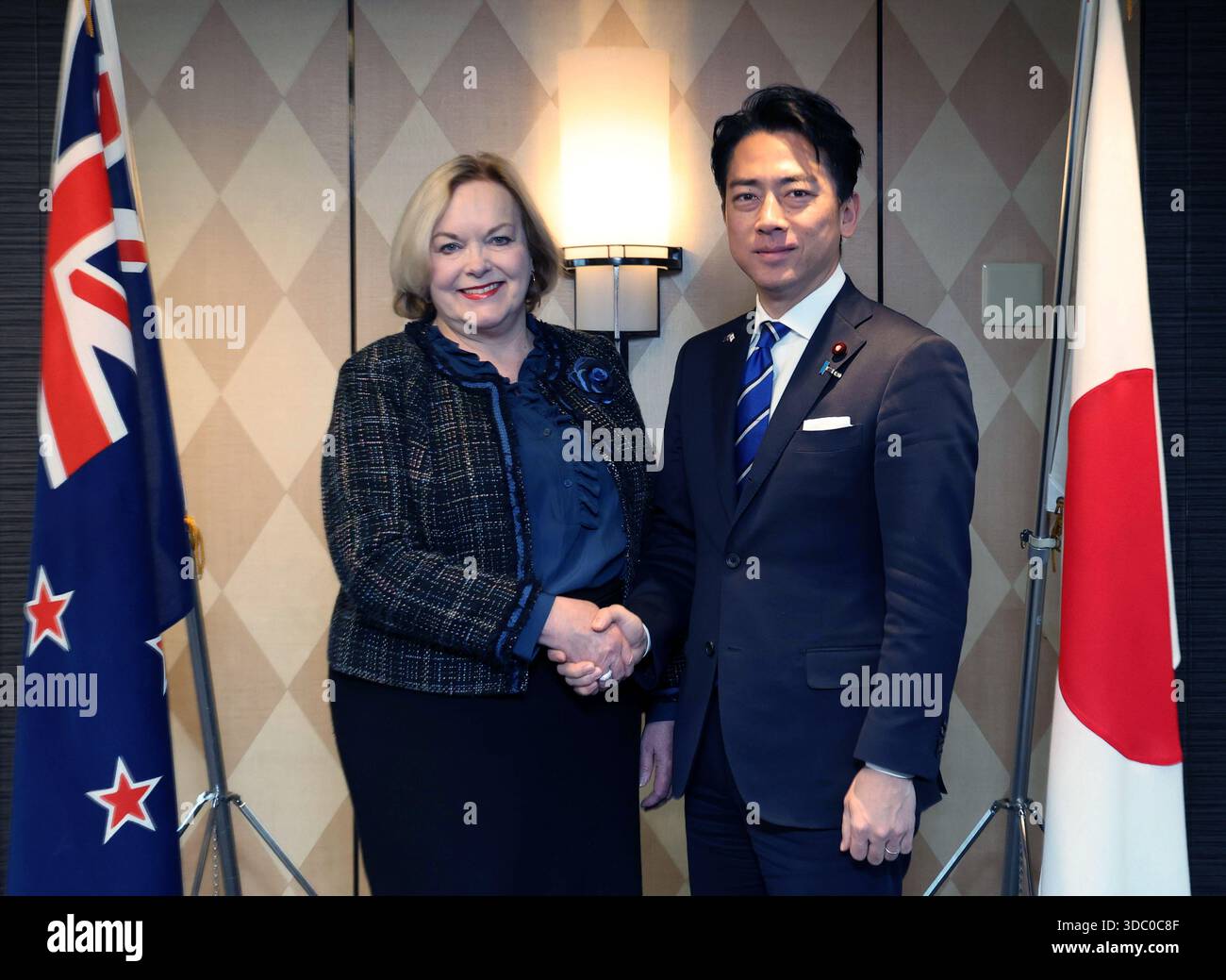 Japanese Defense Minister Shinjiro Koizumi (right) and New Zealand ...
