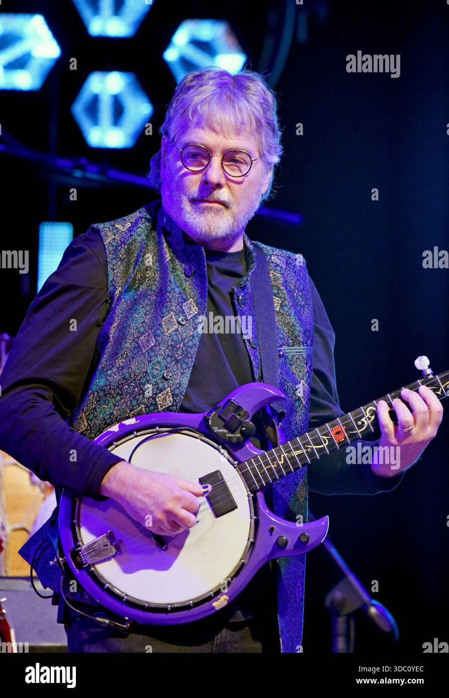 Béla Fleck on stage for Béla Fleck & The Flecktones Jingle All the Way ...