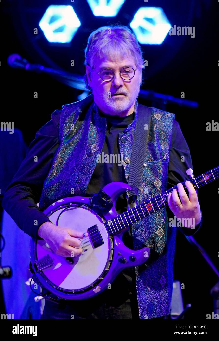 Béla Fleck on stage for Béla Fleck & The Flecktones Jingle All the Way ...