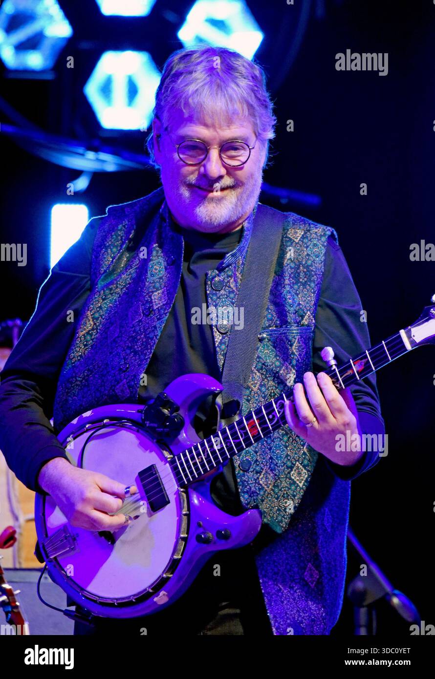 Béla Fleck on stage for Béla Fleck & The Flecktones Jingle All the Way ...