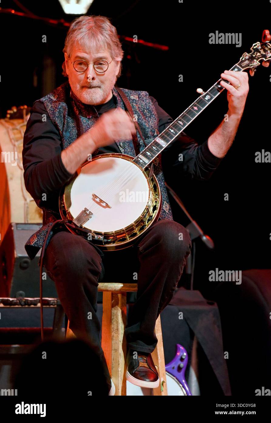 Béla Fleck on stage for Béla Fleck & The Flecktones Jingle All the Way ...