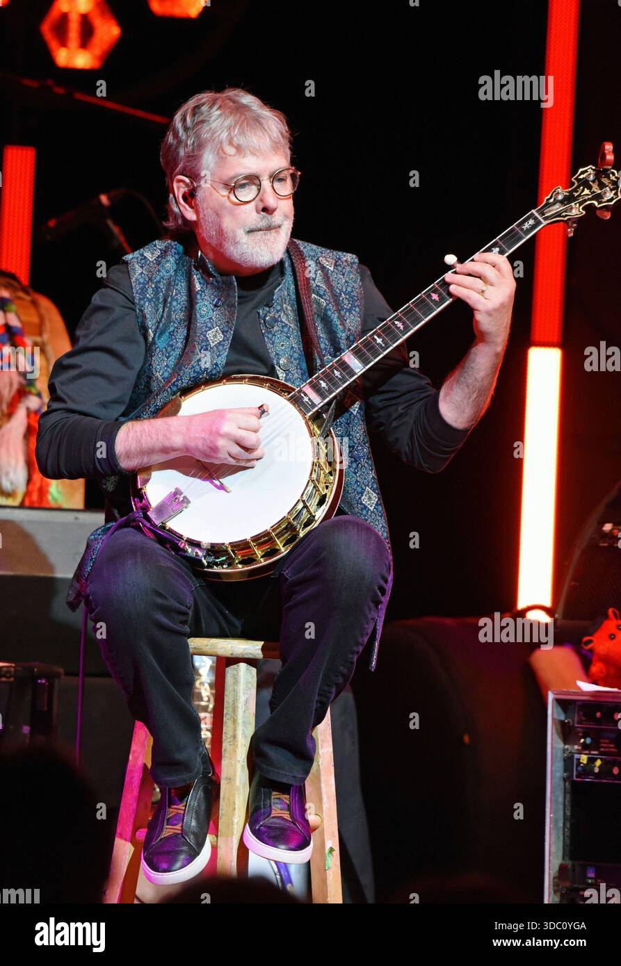 Béla Fleck on stage for Béla Fleck & The Flecktones Jingle All the Way ...