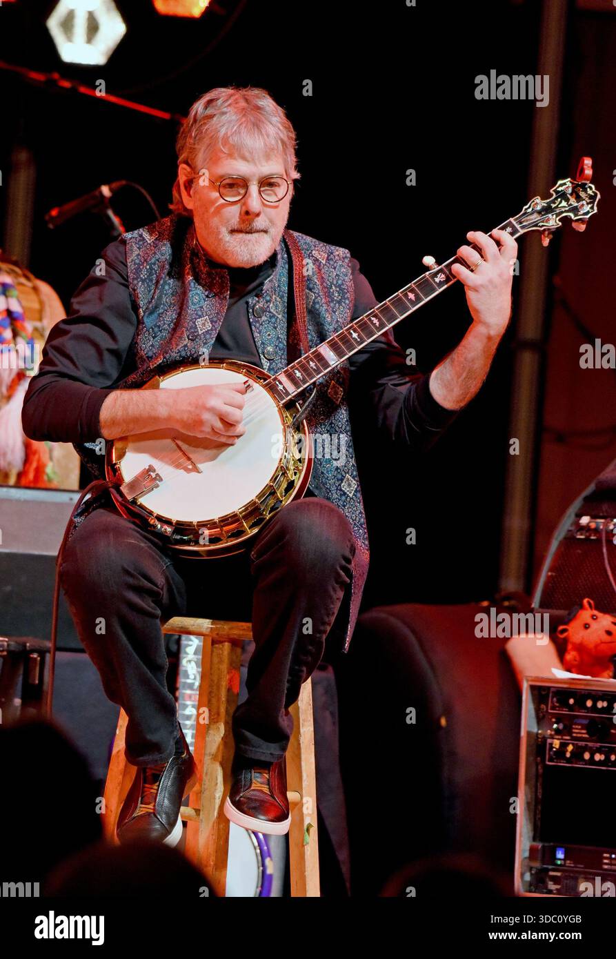 Béla Fleck on stage for Béla Fleck & The Flecktones Jingle All the Way ...