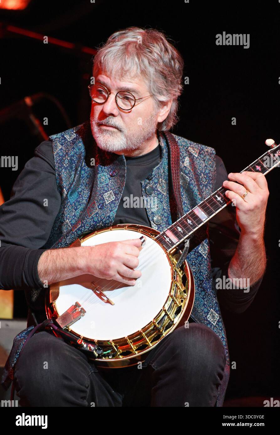 Béla Fleck on stage for Béla Fleck & The Flecktones Jingle All the Way ...