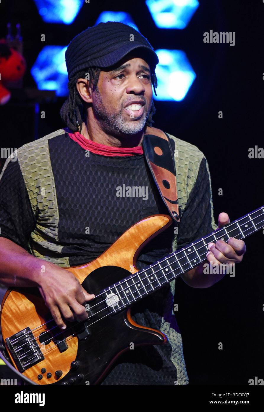 Victor Wooten on stage for Béla Fleck & The Flecktones Jingle All the ...