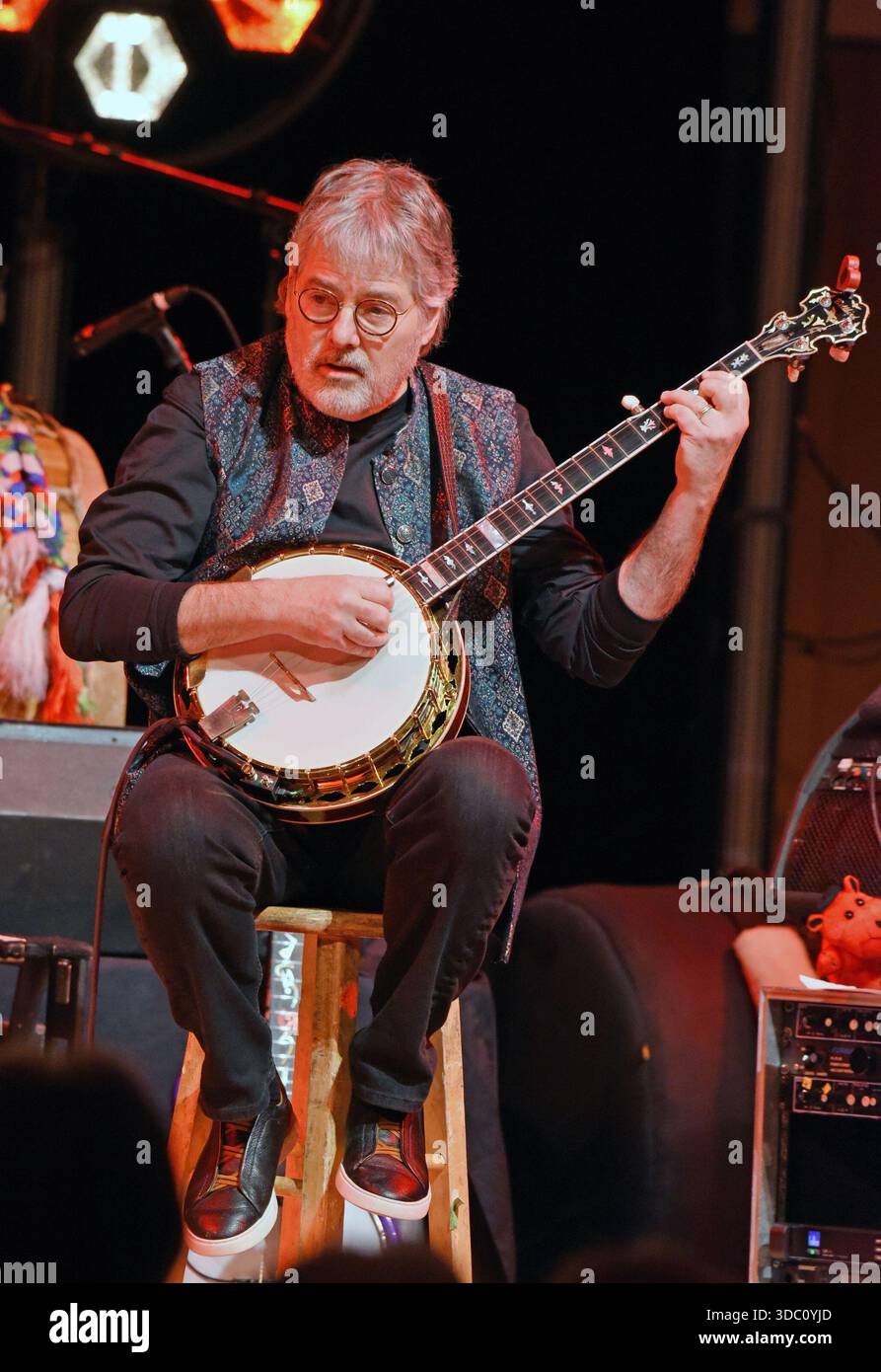 Béla Fleck on stage for Béla Fleck & The Flecktones Jingle All the Way ...