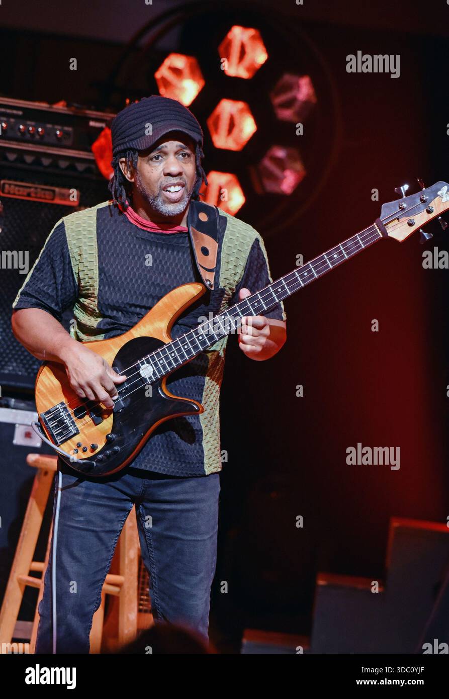 Victor Wooten on stage for Béla Fleck & The Flecktones Jingle All the ...