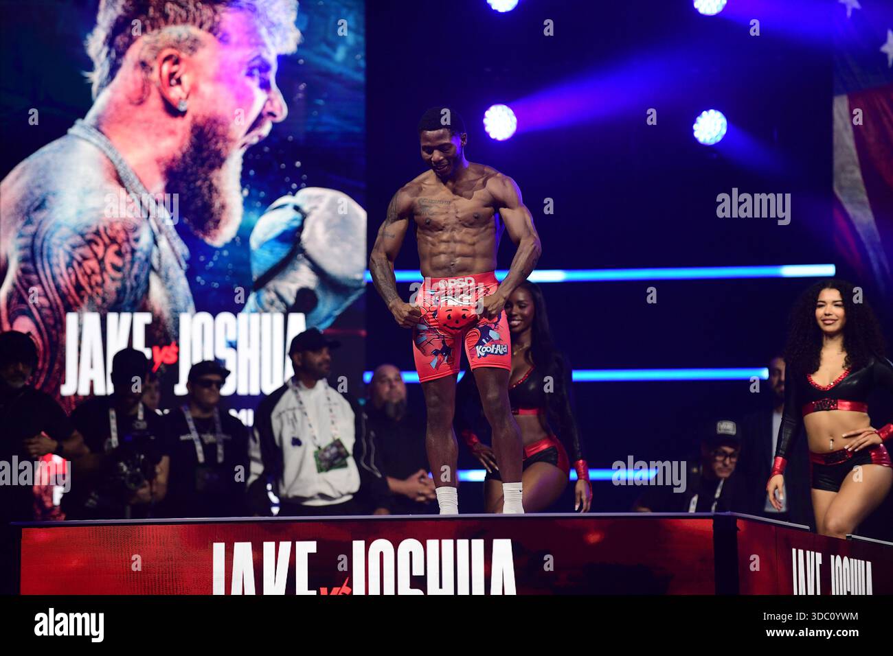 Jahmal Harvey flexes on stage during the official weigh-in at the ...