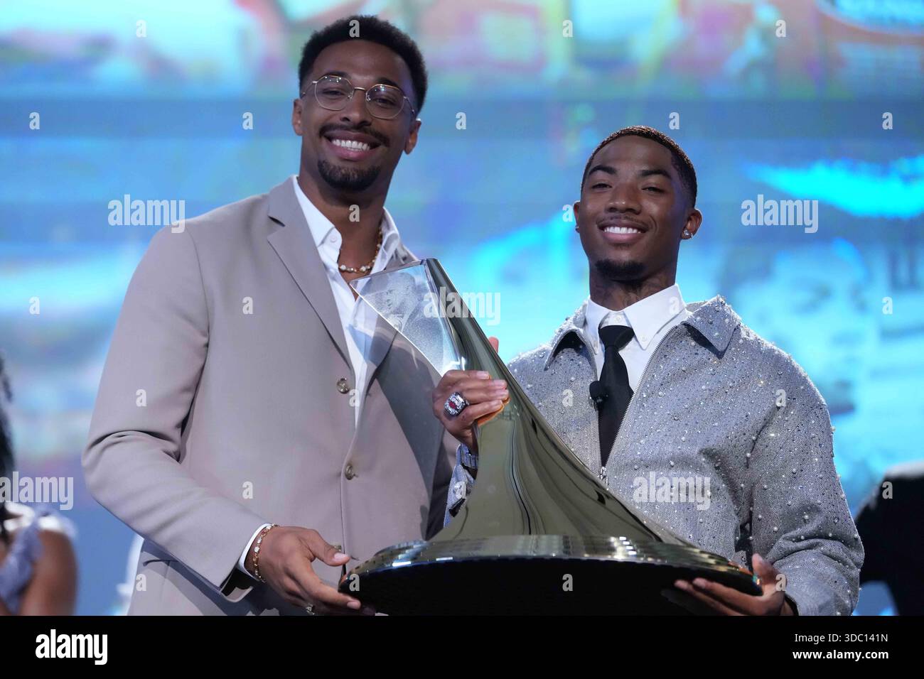 Leo Neugebauer (left) presents Jordan Anthony of Arkansas the Bowerman Award trophy at the ...