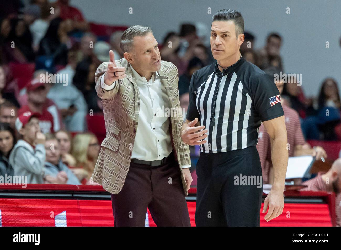 Alabama head coach Nate Oats talks with a referee during the second ...