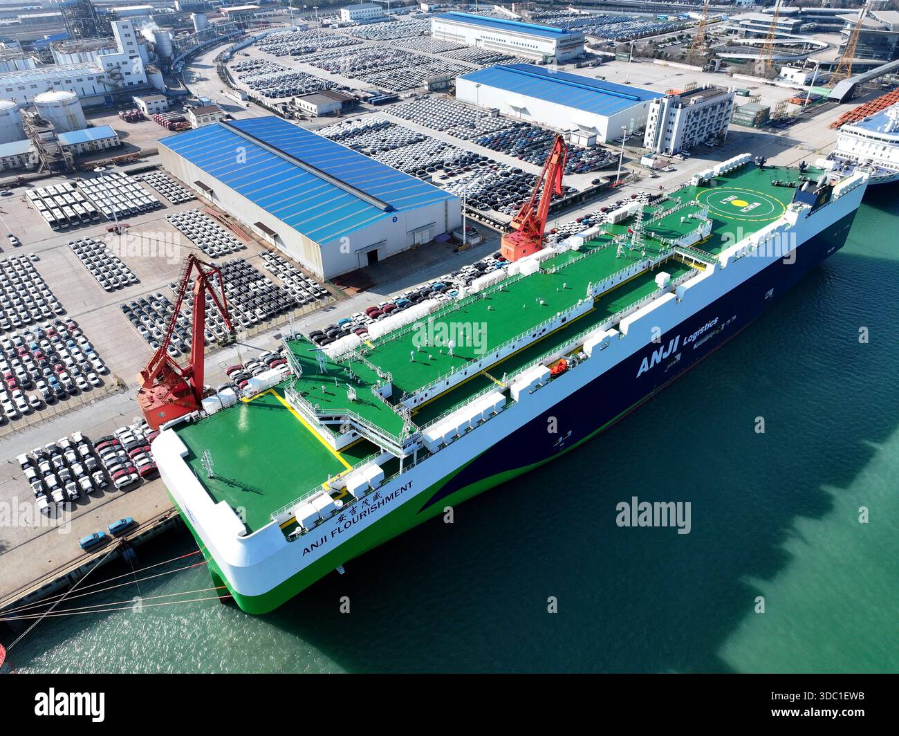 Aerial photo shows export-bound vehicles await loading at Lianyungang ...