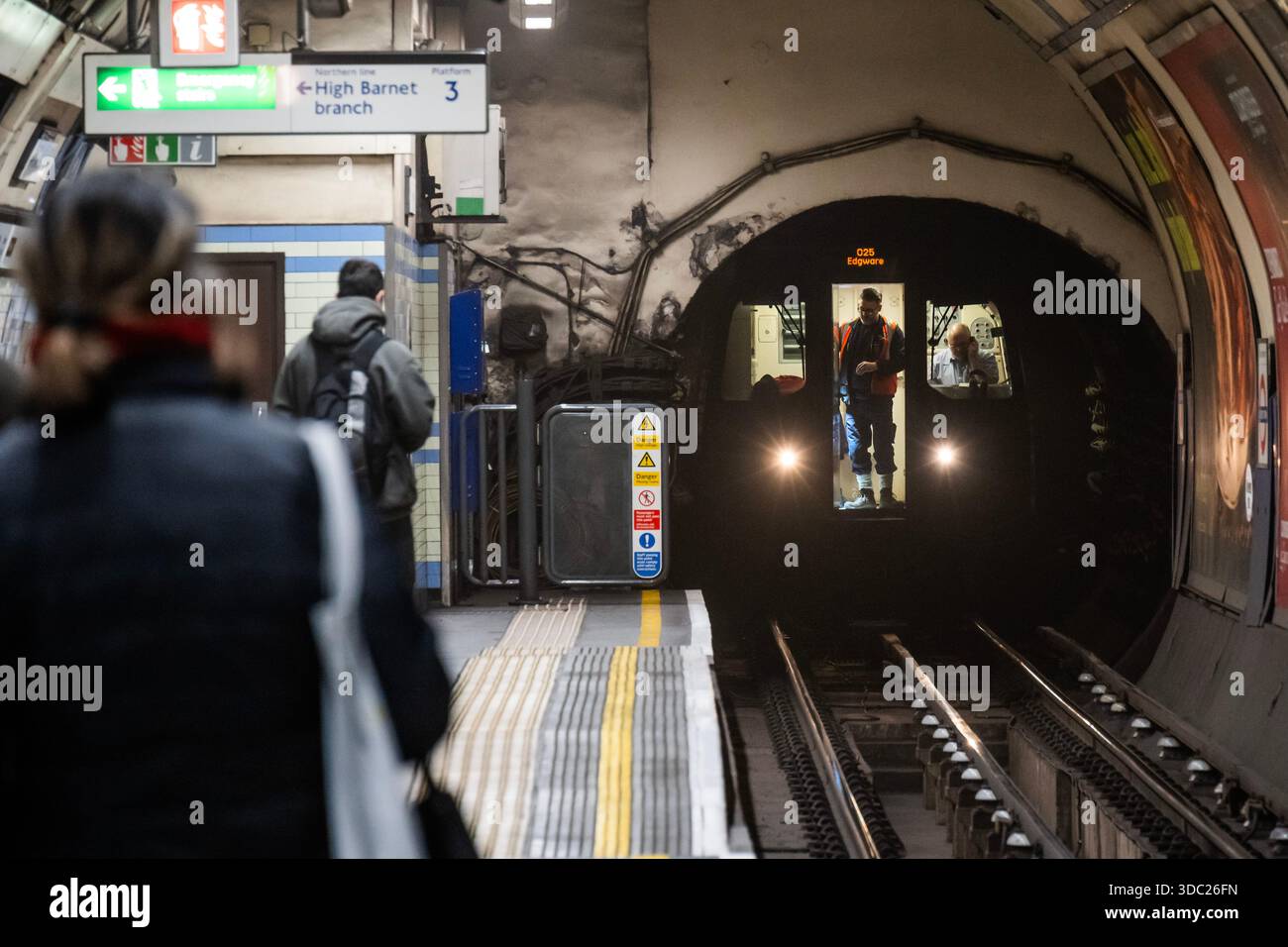 London, UK. 19 Dec 2025. A northern line train stops just outside ...