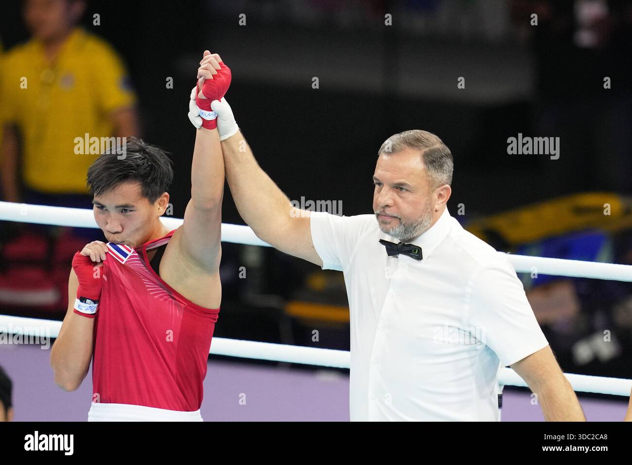Thailand's Janjaem Suwannapheng, left, celebrates after defeating ...