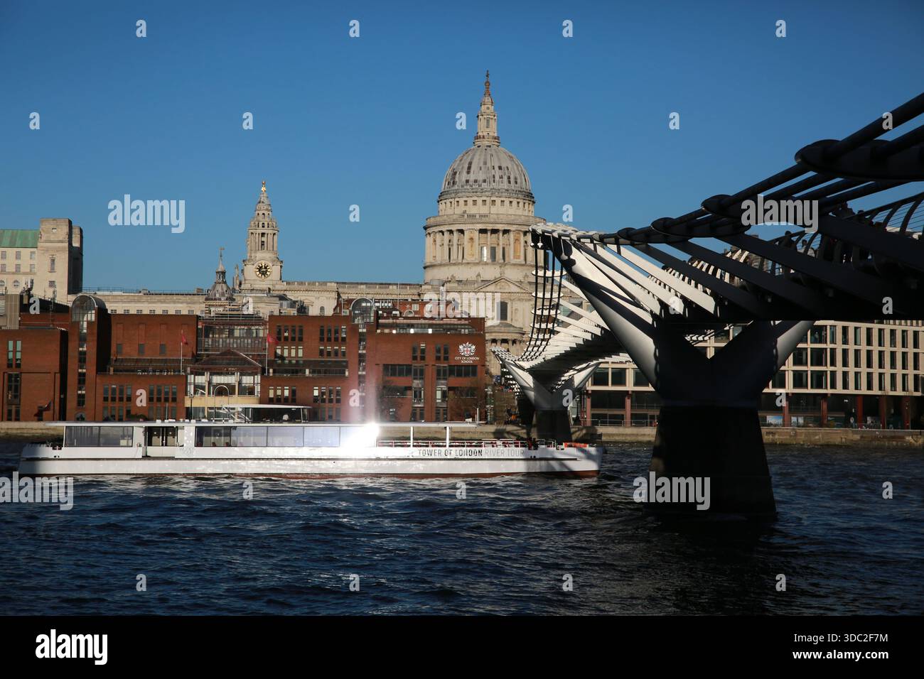 London, UK. 19 December 2025. UK Weather: Sunny day in the capital ...