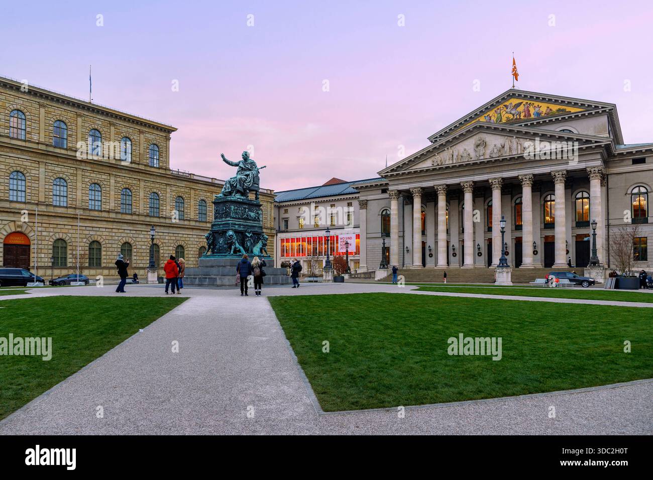 Max-Joseph-Platz mit neuer Platzgestaltung und Begrünung, Denkmal ...