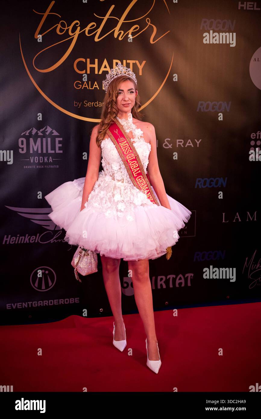 Patricia Rath Miss Global 23/24 bei Award-Verleihung auf dem roten ...
