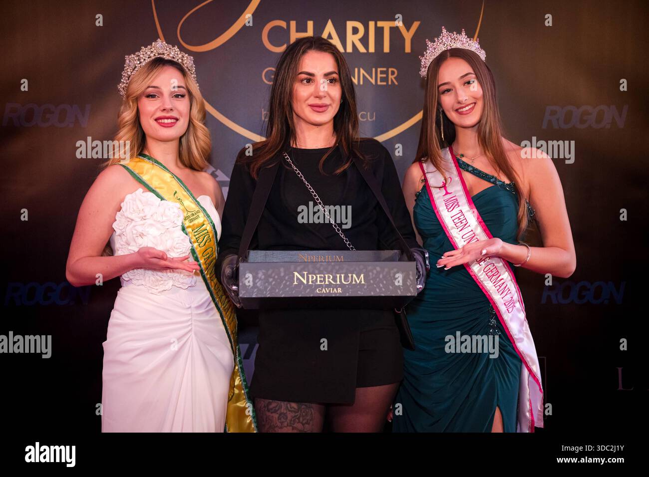 Patricia Rath Miss Global 23/24 und Nora El Carter mit einer weiteren ...