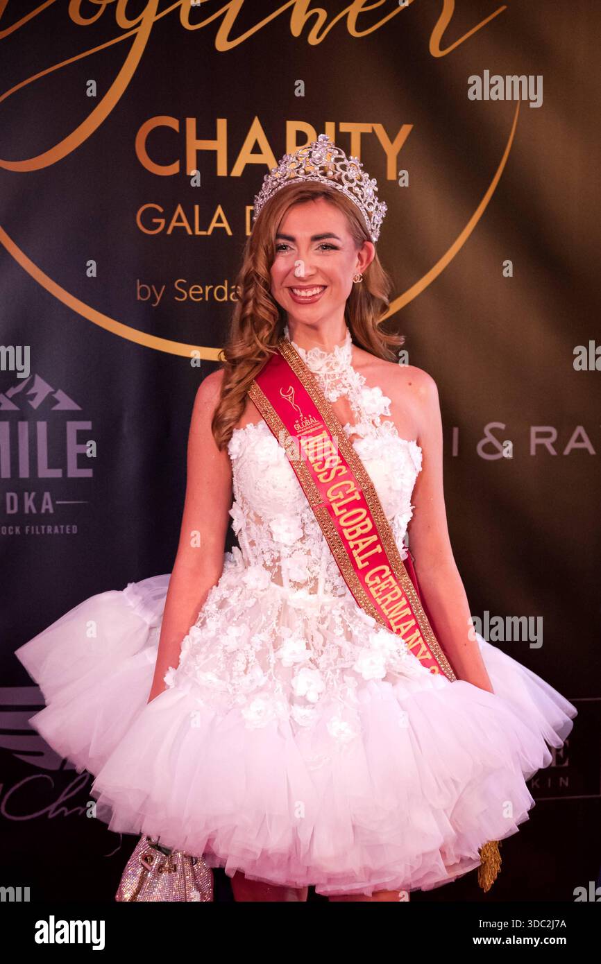 Patricia Rath Miss Global 23/24 bei Award-Verleihung im Winter Varieté ...