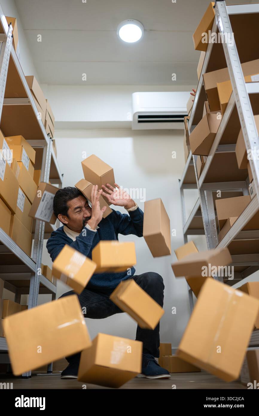 Warehouse workers handling boxes hi-res stock photography and images ...