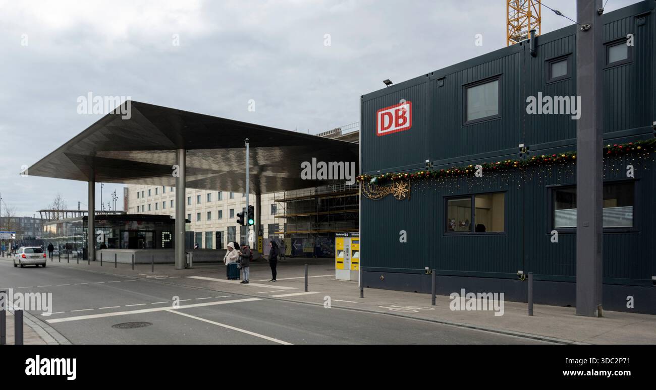 PRODUCTION - 19 December 2025, Baden-Württemberg, Ulm: Temporary ...
