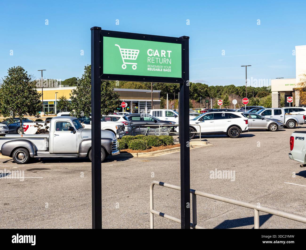 Empty shopping cart return sign in a Publix grocery store parking lot ...