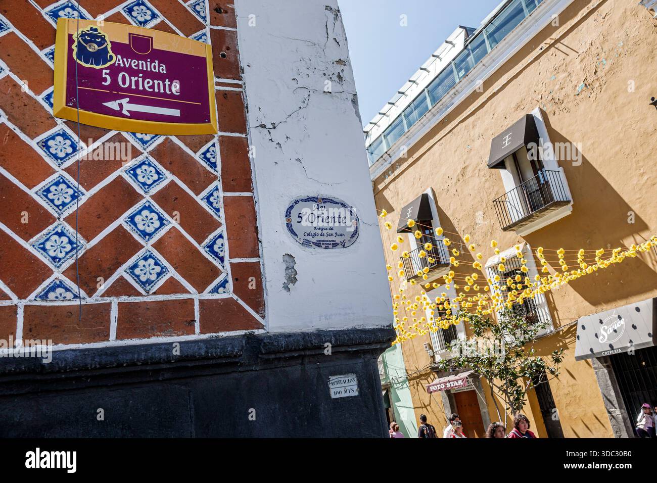 Avenida 5 oriente street sign hi-res stock photography and images - Alamy