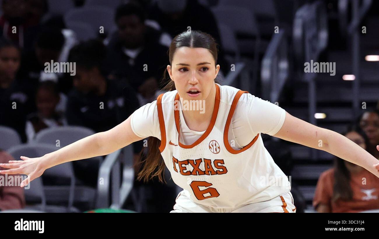 Texas guard Sarah Graves (6) defends against Baylor guard Marcayla ...