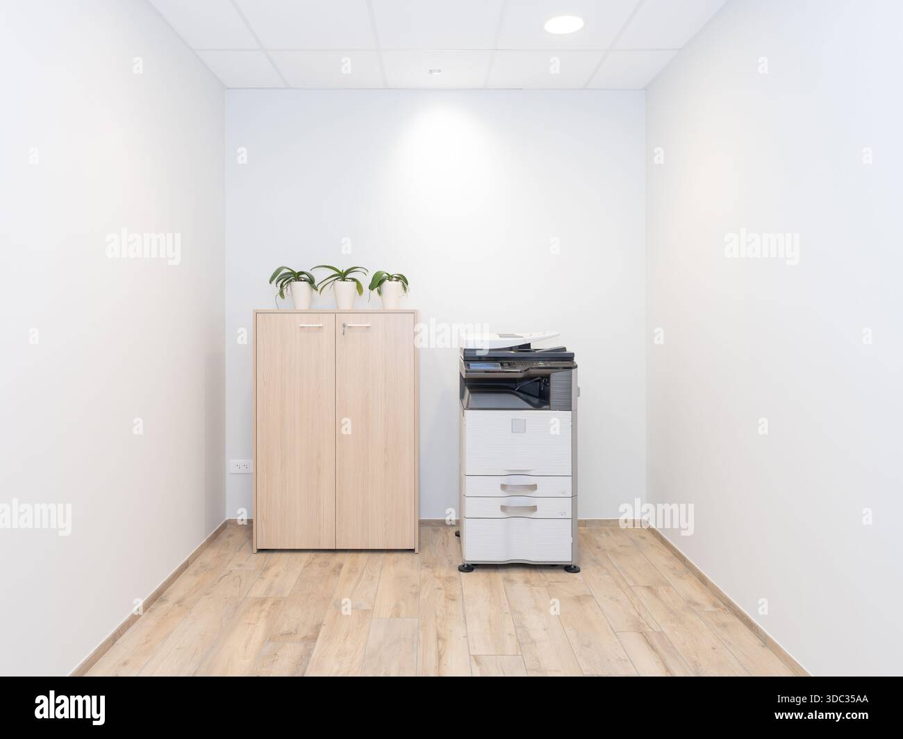 Corner empty office room hi-res stock photography and images - Alamy
