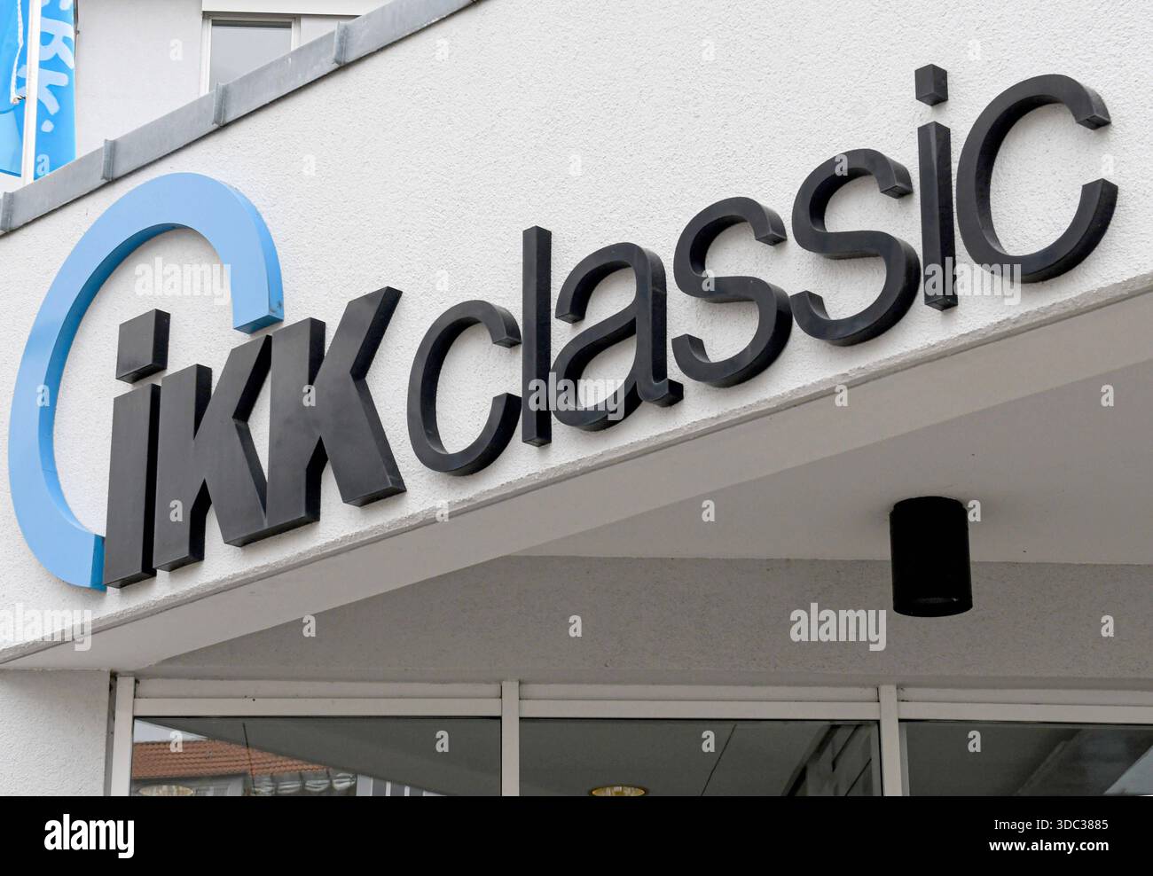IKK-classic- Eingang zu einerFiliale der Krankenkasse in Freiburg ...