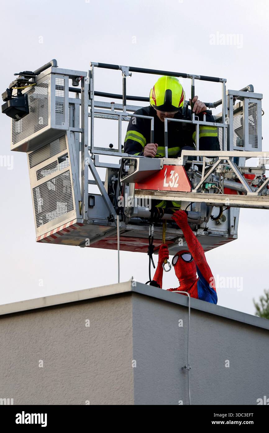 Firefighter Leo Rados in Spider-Man costume surprised all children i ...