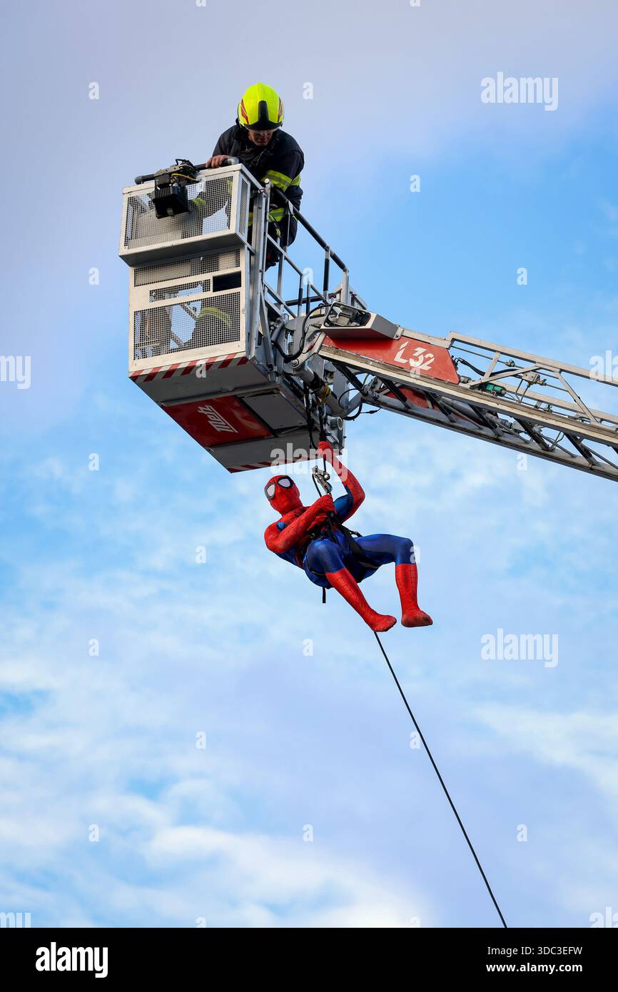 Firefighter Leo Rados in Spider-Man costume surprised all children i ...