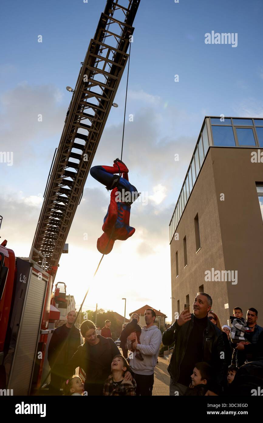Firefighter Leo Rados in Spider-Man costume surprised all children i ...