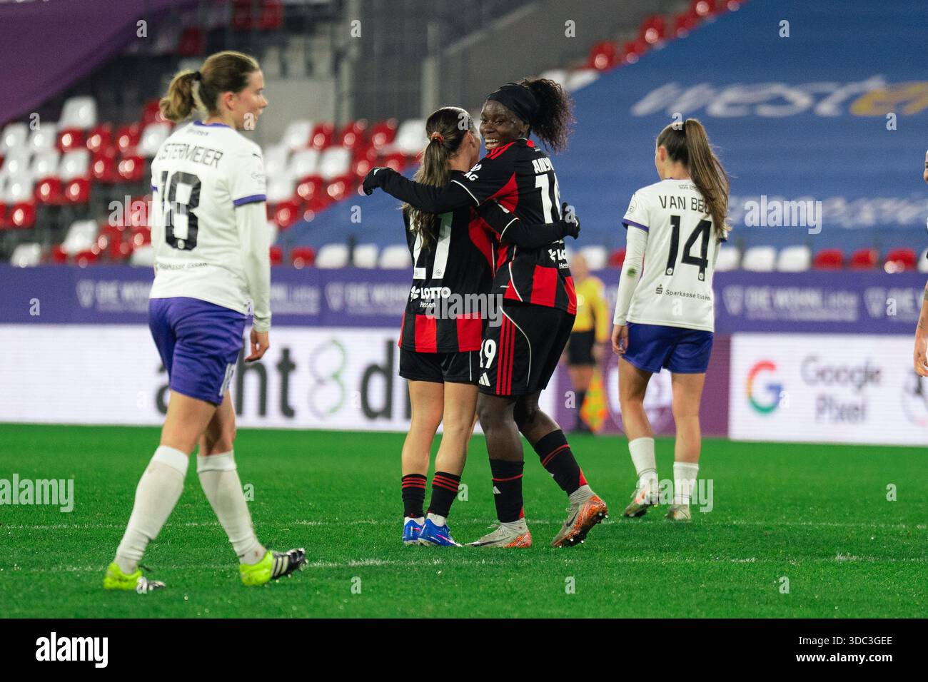 Eintracht Frankfurt scoring during the Google Pixel Frauen Bundesliga ...