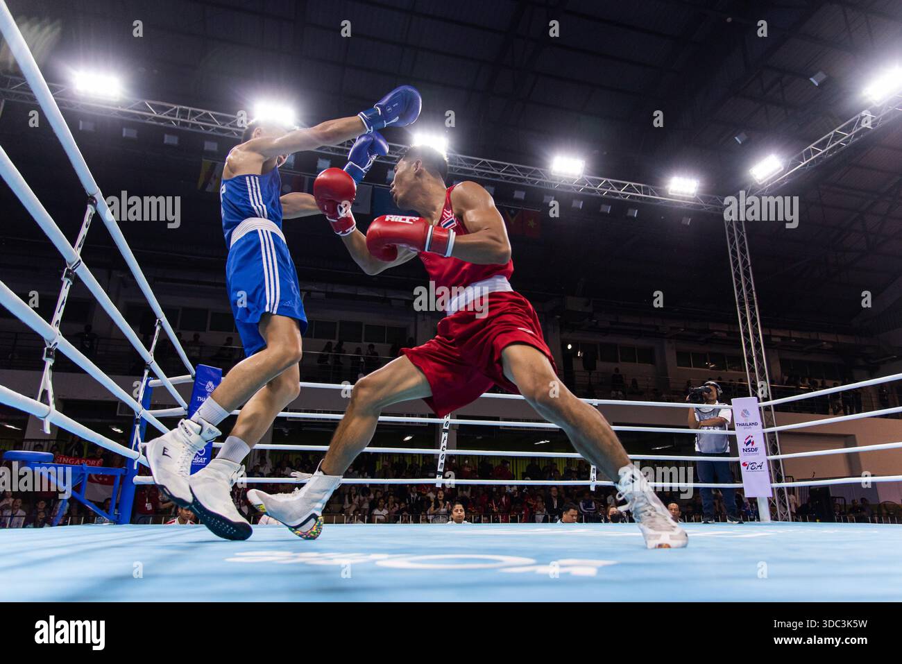 Jun Jie Velvan Tan (Blue) of Singapore and Bunjong Sinsiri (Red) of ...