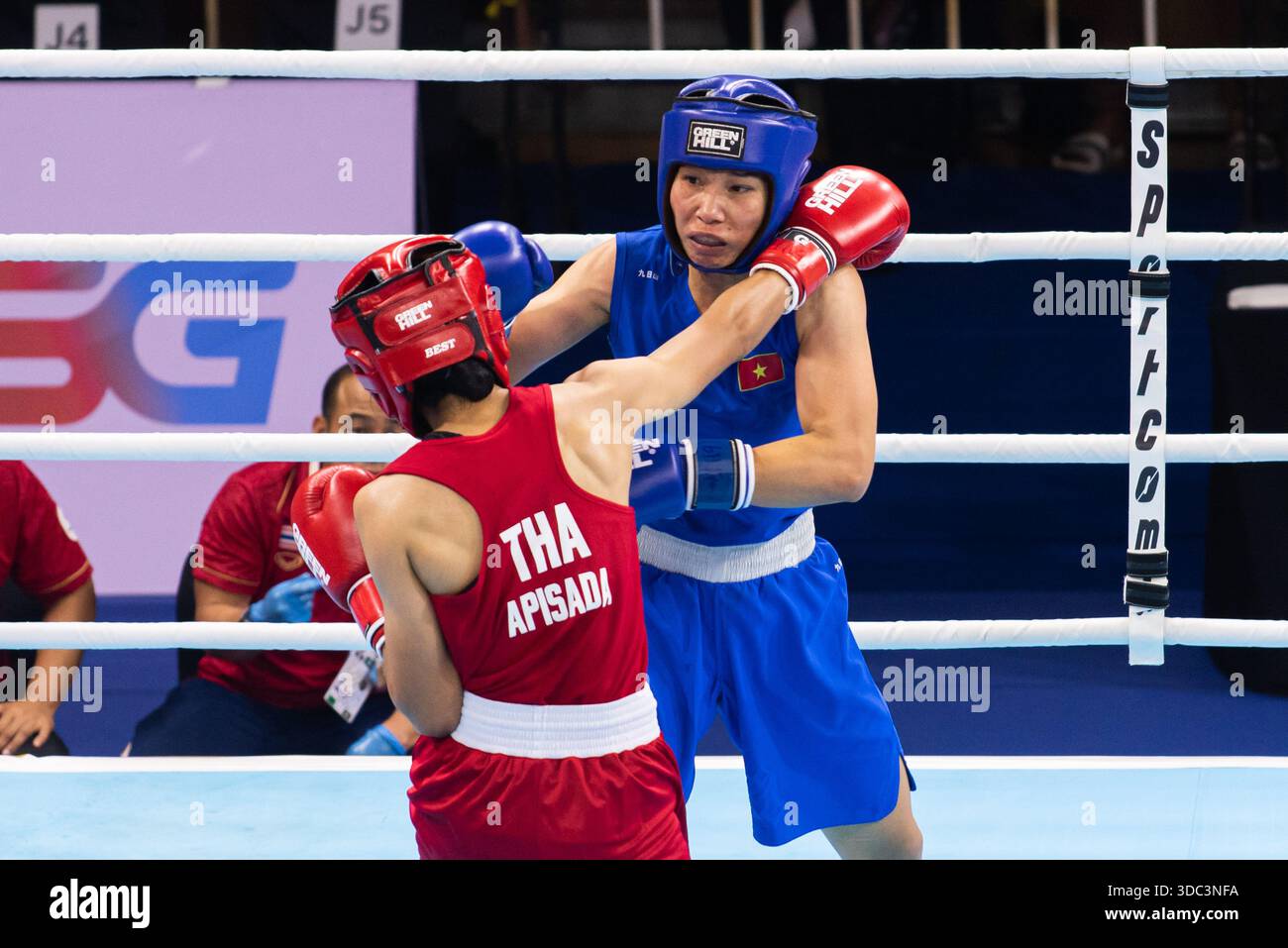 Ha Thi Linh (Blue) of Vietnam and Apisada Tantawa (Red) of Thailand ...