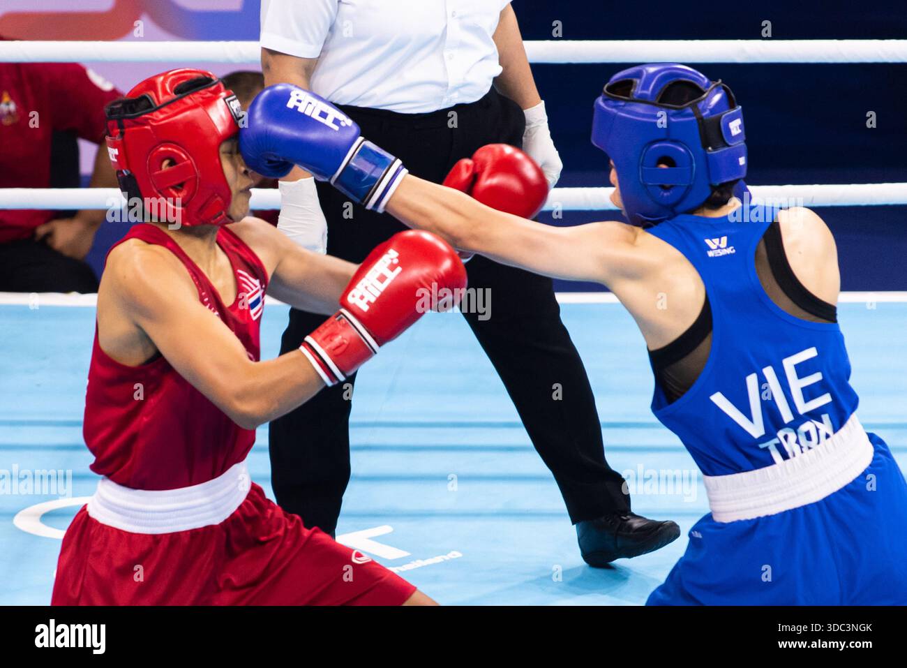 Nguyen Huyen Tran (Blue) of Vietnam and Punrawee Ruenros (Red) of ...