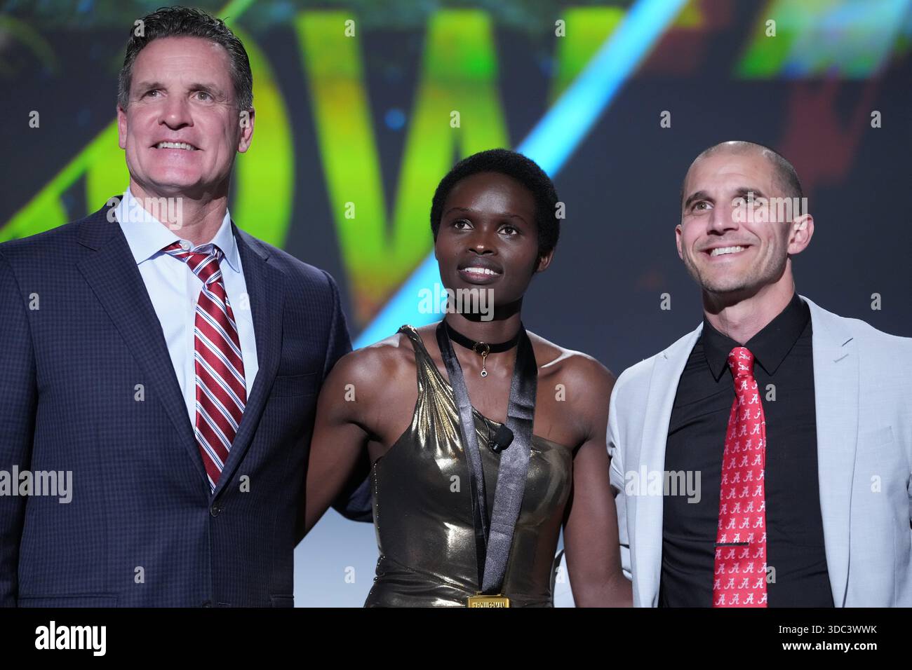 Doris Lemngole of Alabama (center) poses with coaches Dan Waters (left ...