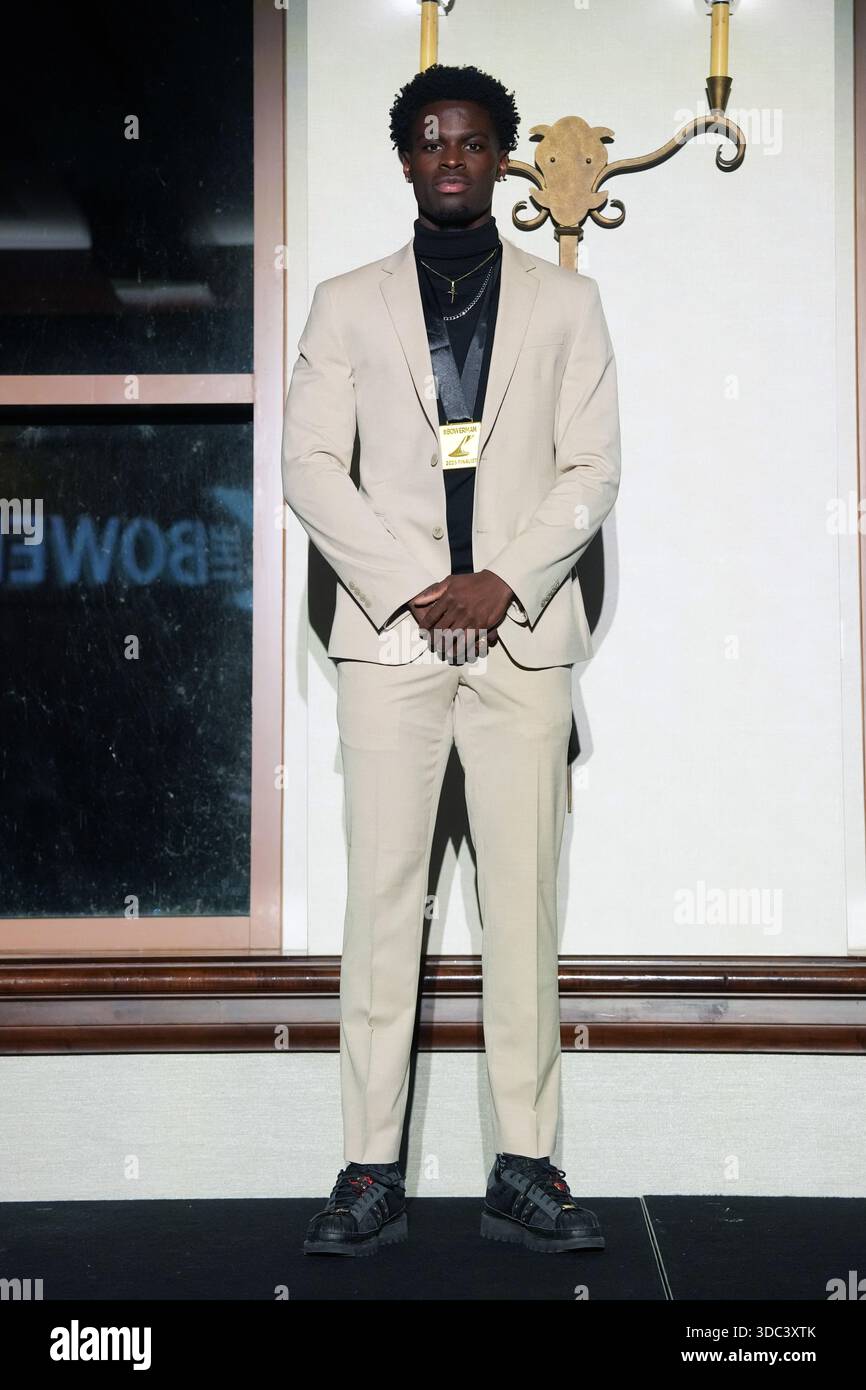 Ja'Kobe Tharp of Auburn poses during the Bowerman Award Presentation at ...